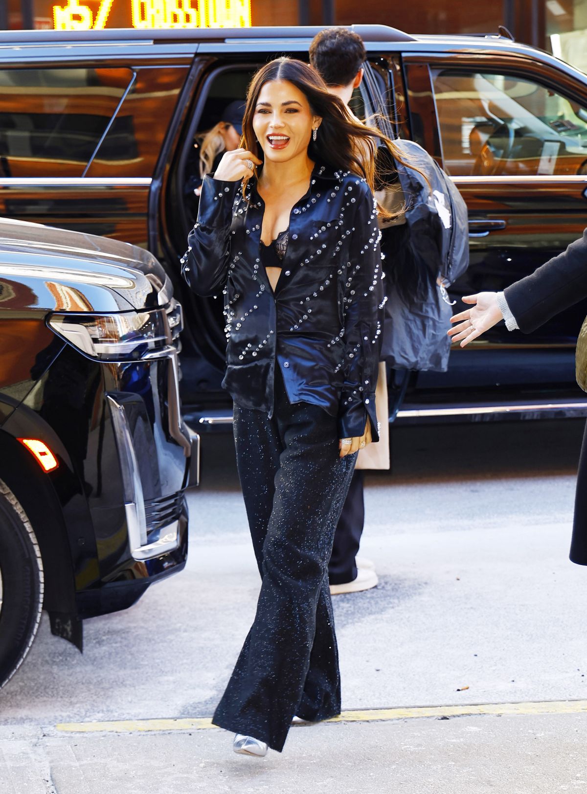 Pregnant JENNA DEWAN Arrives at Drew Barrymore Show in New York 20/20 ...