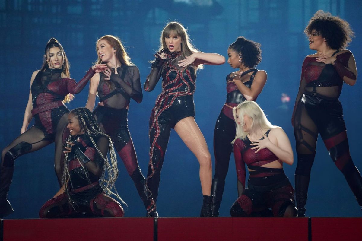 TAYLOR SWIFT Perfors at The Eras Tour in Tokyo 02/07/2024 – HawtCelebs