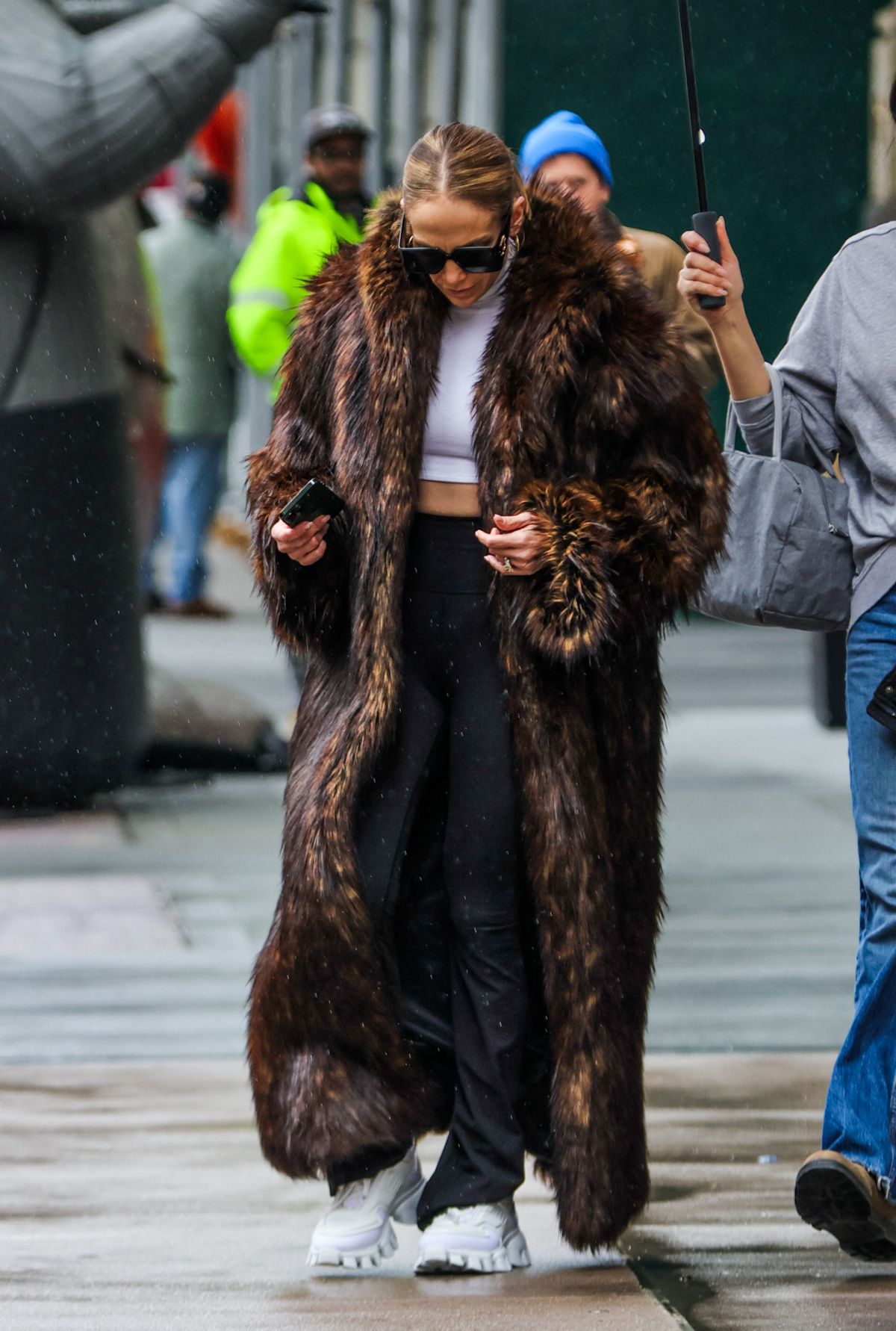 JENNIFER LOPEZ Leaves Her Apartment in New York 04/02/2024 – HawtCelebs