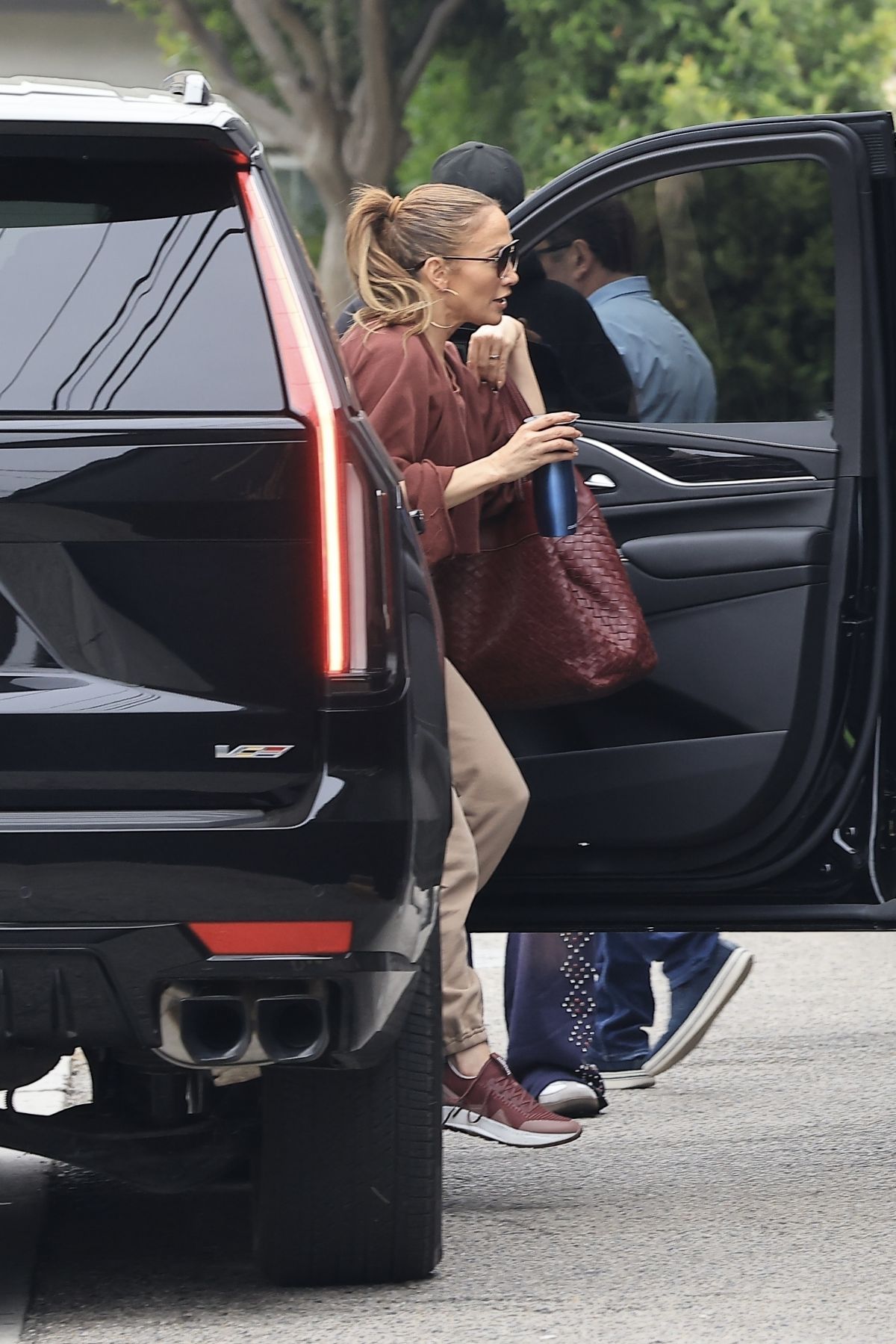 JENNIFER LOPEZ Arrives at a Dance Studio with Her Crew in Los Angeles ...