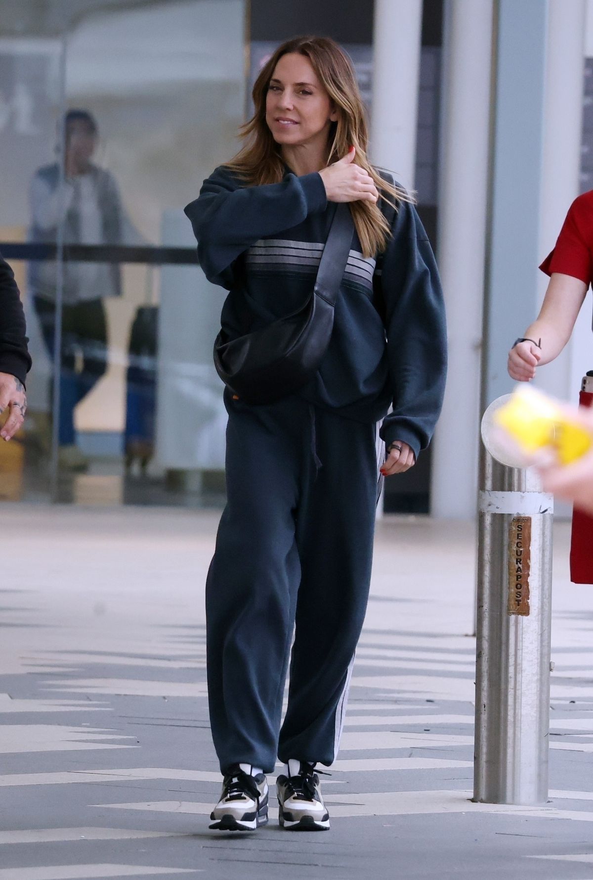 MELANIE CHISHOLM Arrives at Perth Airport 05/12/2024 – HawtCelebs