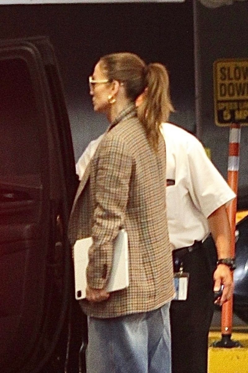 JENNIFER LOPEZ Arrives at Her Office in Los Angeles 06/05/2024 – HawtCelebs