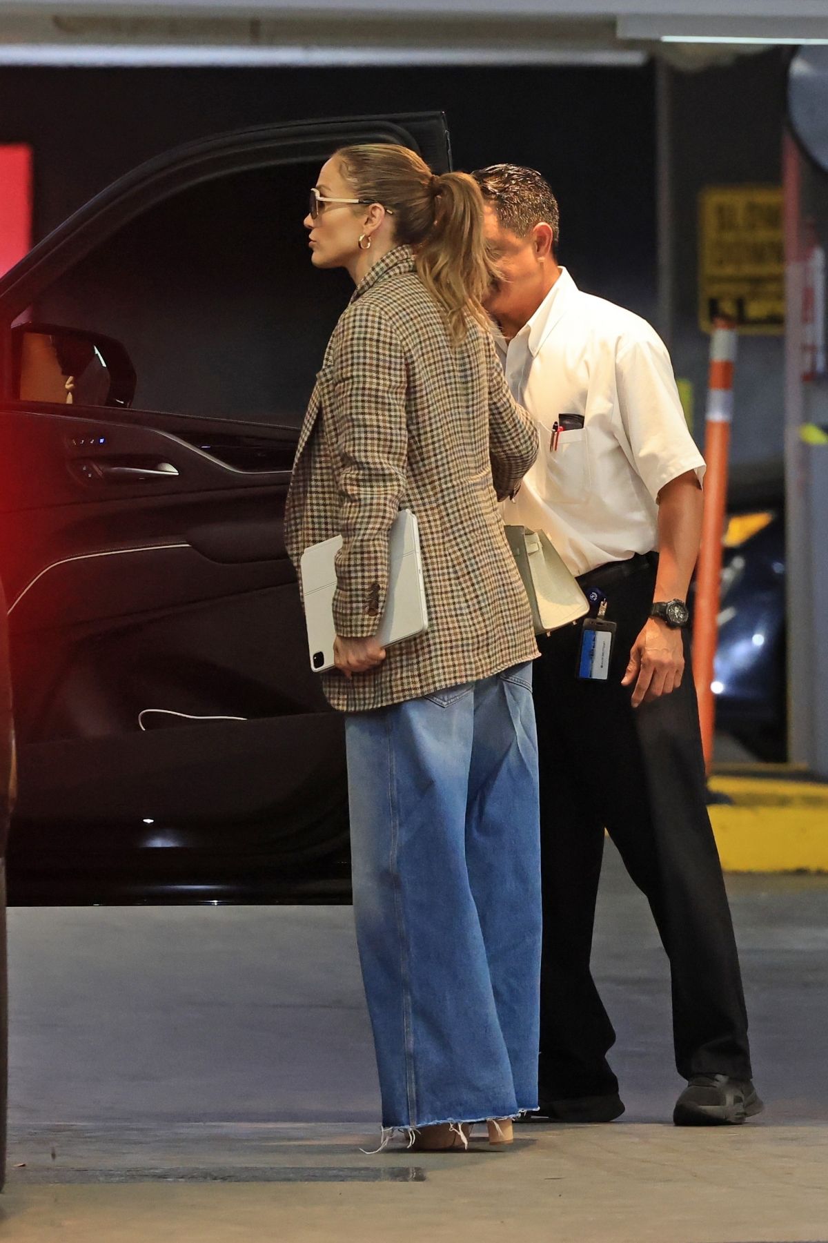 JENNIFER LOPEZ Arrives at Her Office in Los Angeles 06/05/2024 – HawtCelebs