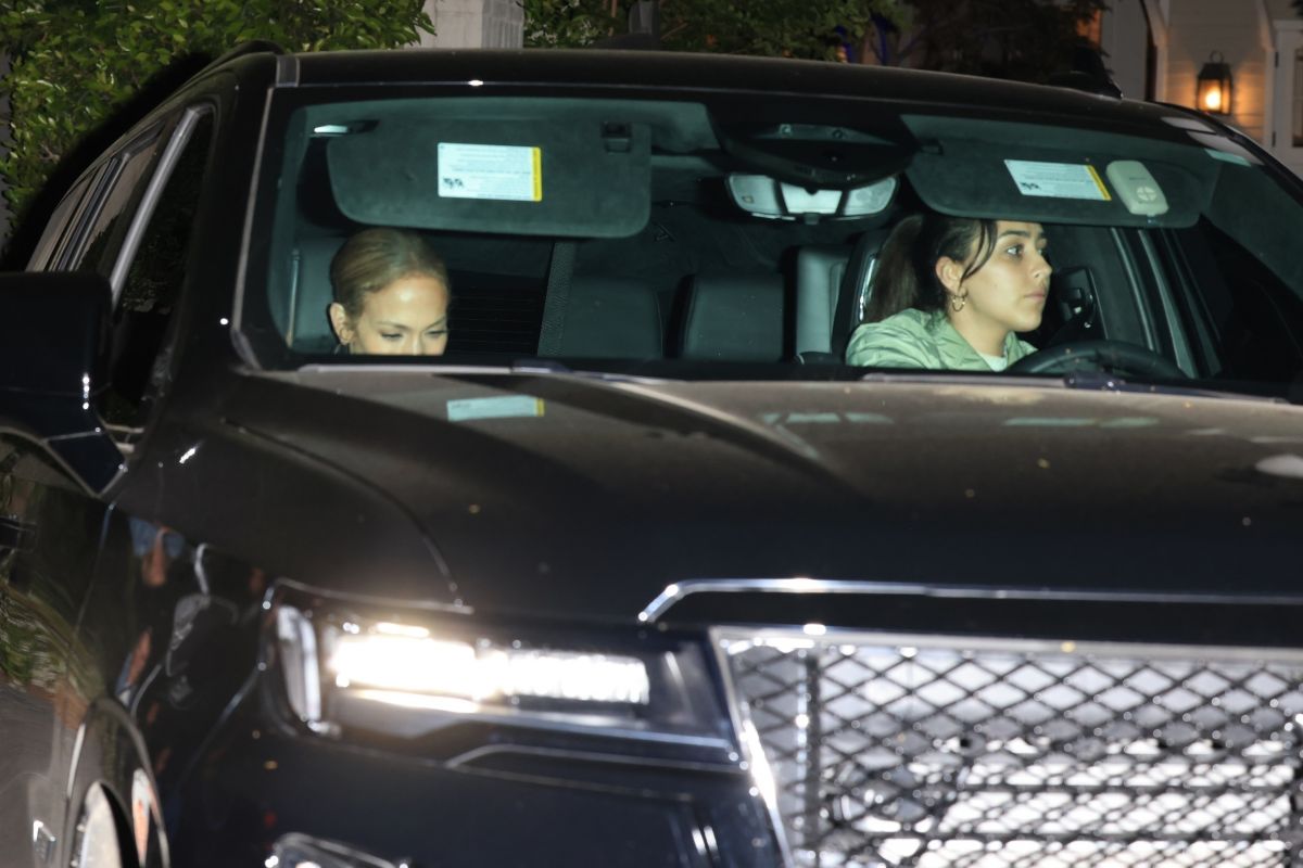 JENNIFER LOPEZ Leaves Ben Affleck’s Home in Brentwood 06/13/2024 ...