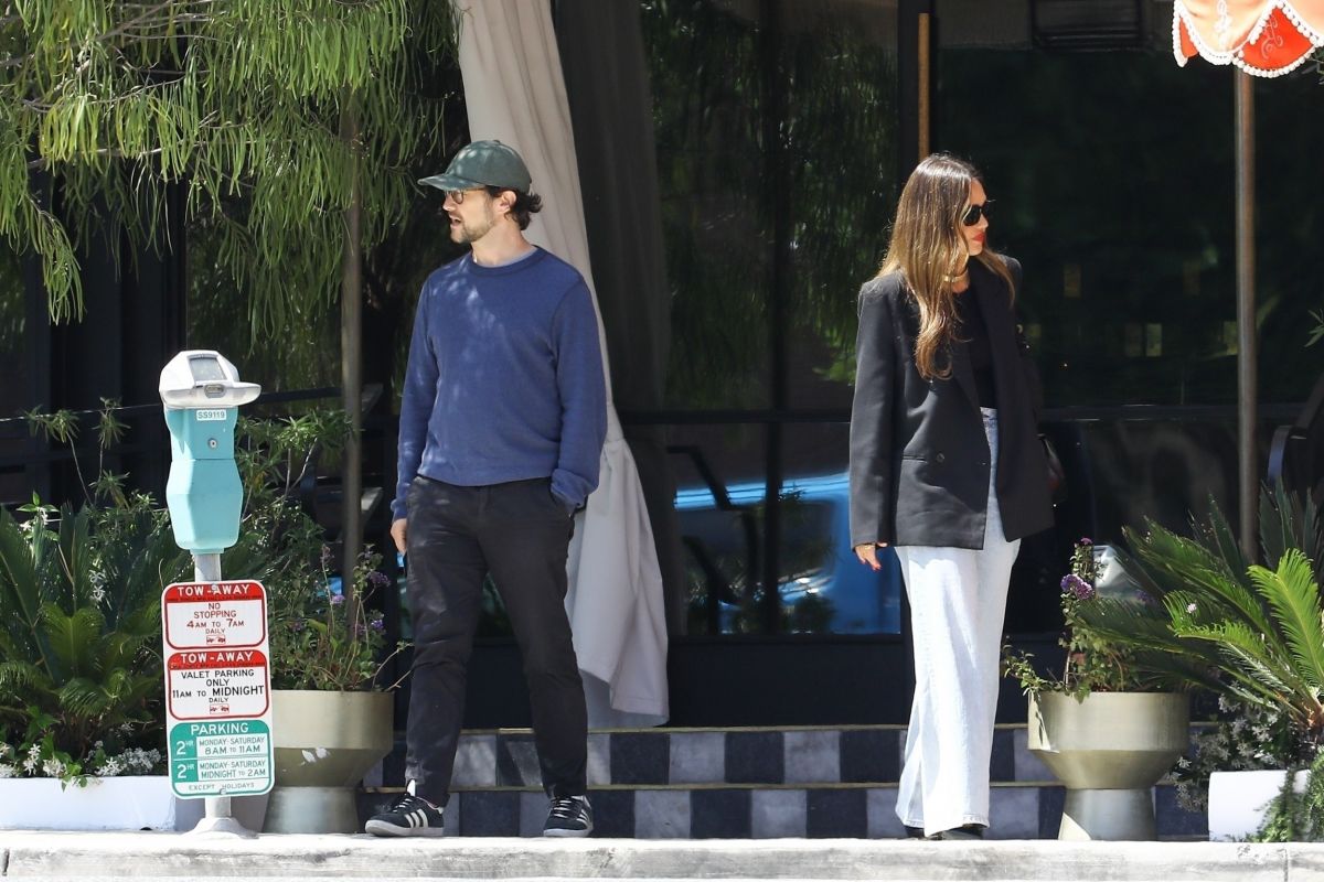 JESSICA ALBA and Joseph Gordon-Levitt Grab Lunch at Bird Street ...