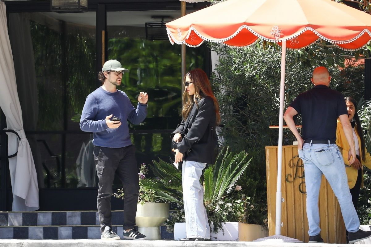 JESSICA ALBA and Joseph Gordon-Levitt Grab Lunch at Bird Street ...