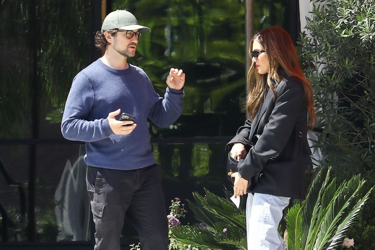 JESSICA ALBA and Joseph Gordon-Levitt Grab Lunch at Bird Street ...