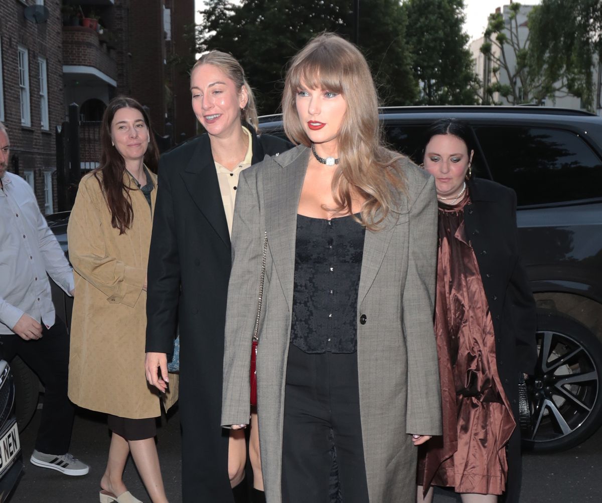 TAYLOR SWIFT, LENA DUNHAM and ESTE and DANIELLE HAIM Arrives at Casa ...