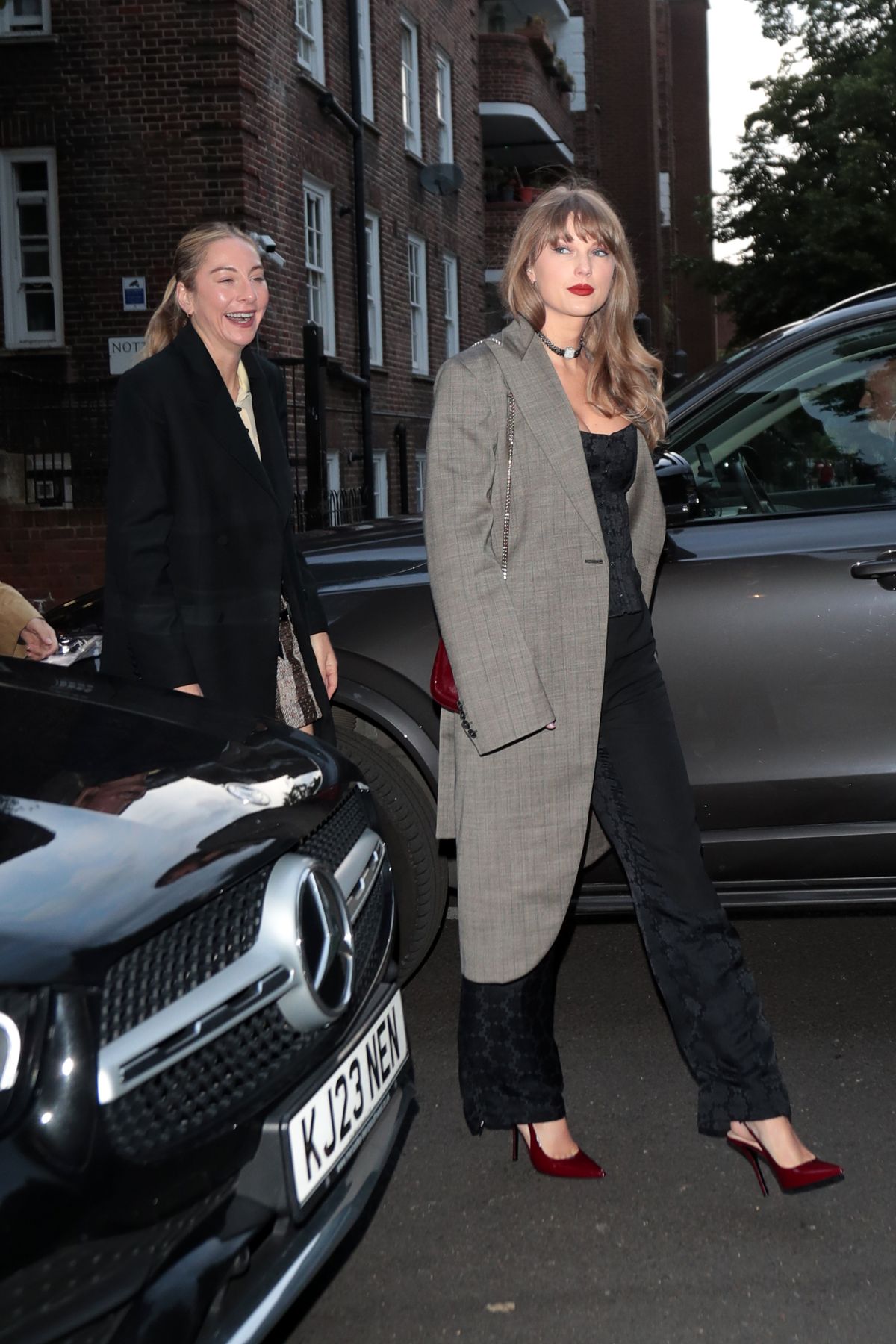 TAYLOR SWIFT, LENA DUNHAM and ESTE and DANIELLE HAIM Arrives at Casa ...