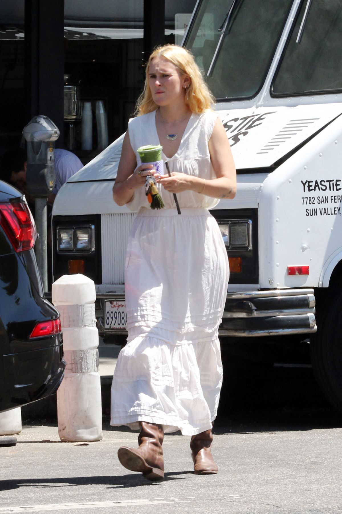 RUMER WILLIS Getting a Drink from Alfred Coffee in Los Angeles 08/03 ...