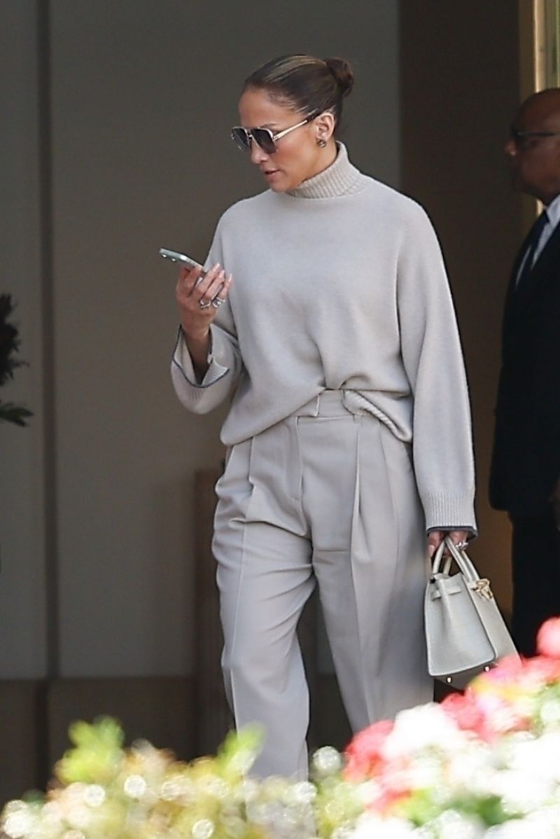 JENNIFER LOPEZ Out for Lunch at The Maybourne Hotel in Beverly Hills 09 ...
