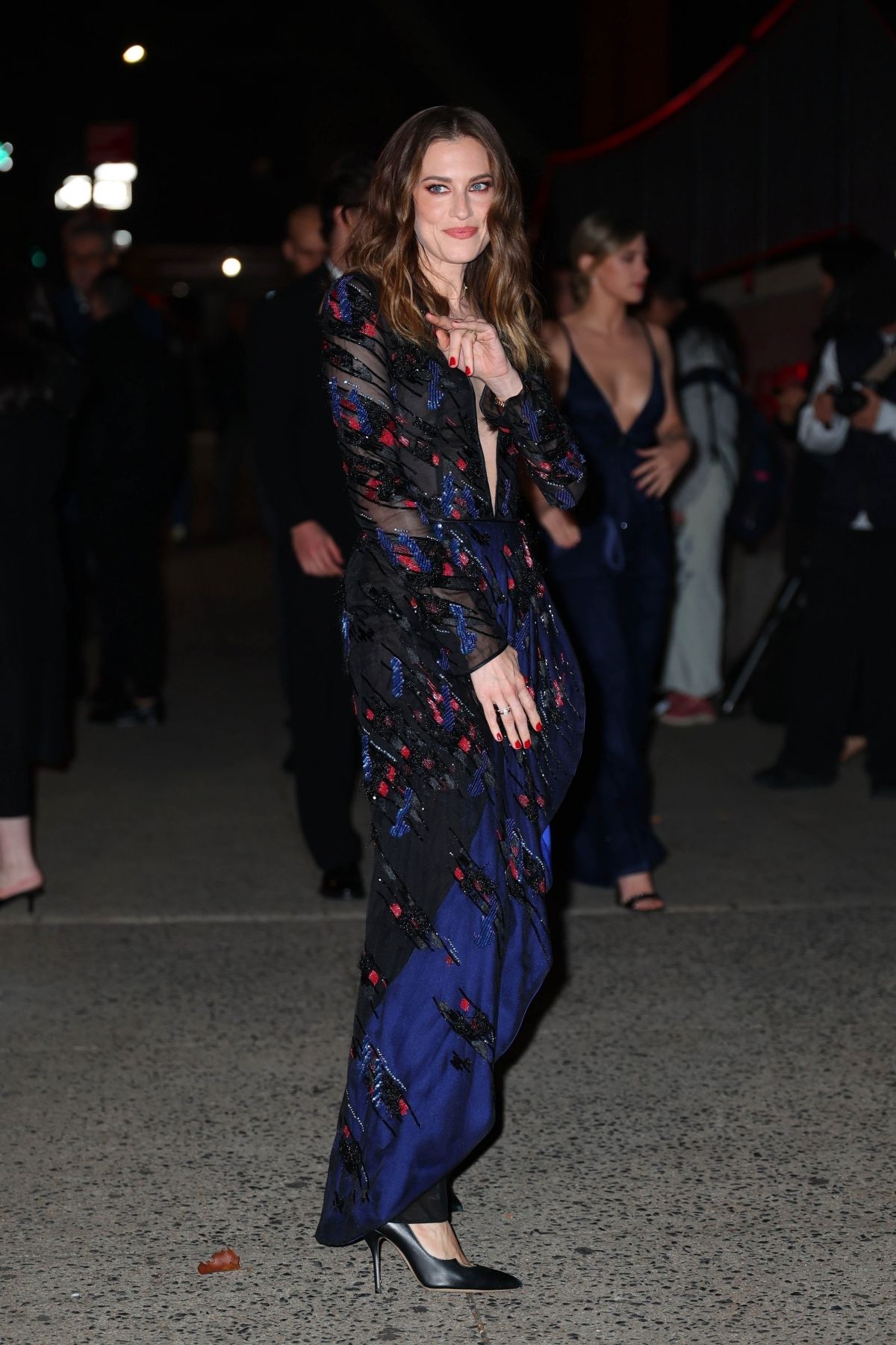 ALLISON WILLIAMS Arrives at Giorgio Armani Women’s SS25 Fashion Show in ...