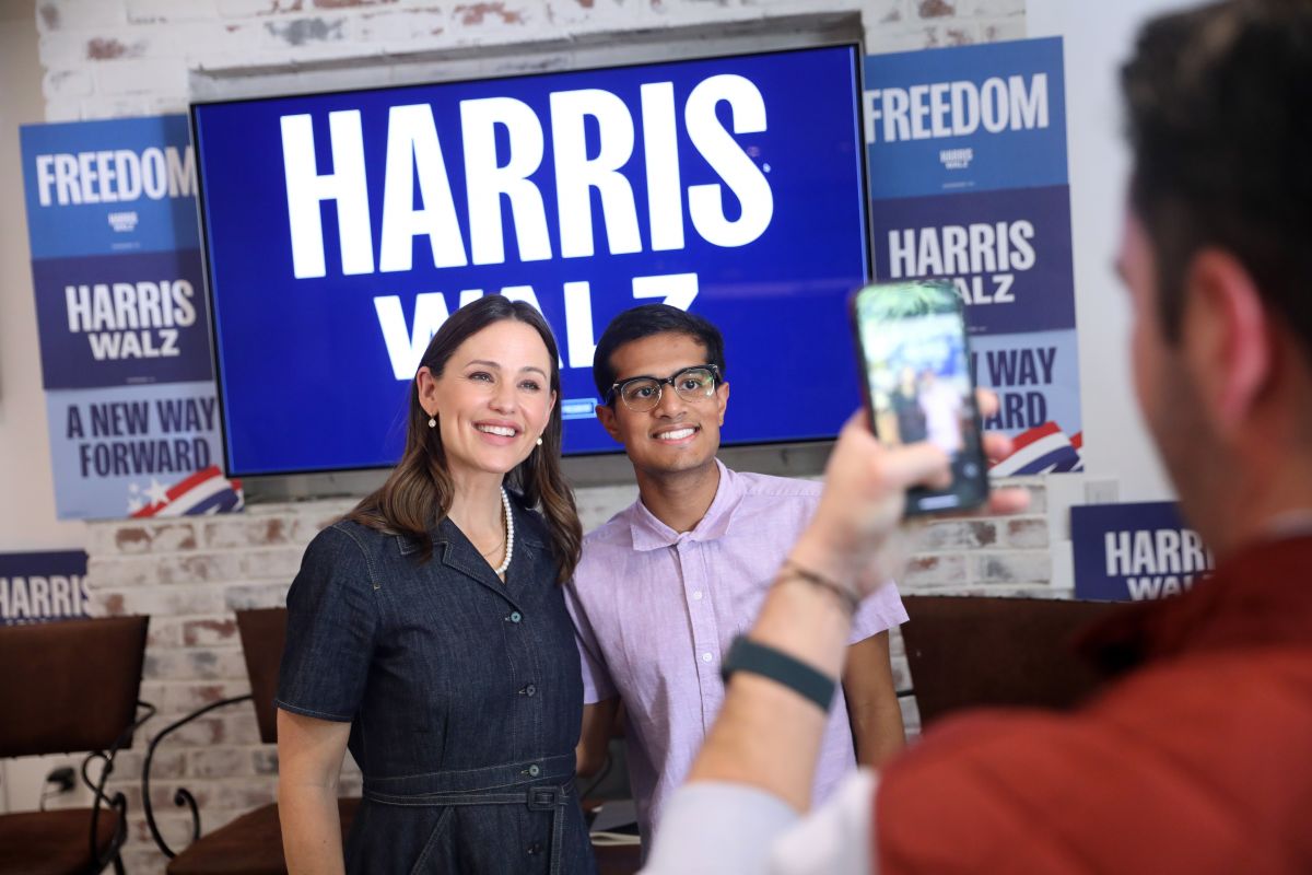 JENNIFER GARNER at a Campaign for Kamala Harris in Arizona 10/05/2024 ...