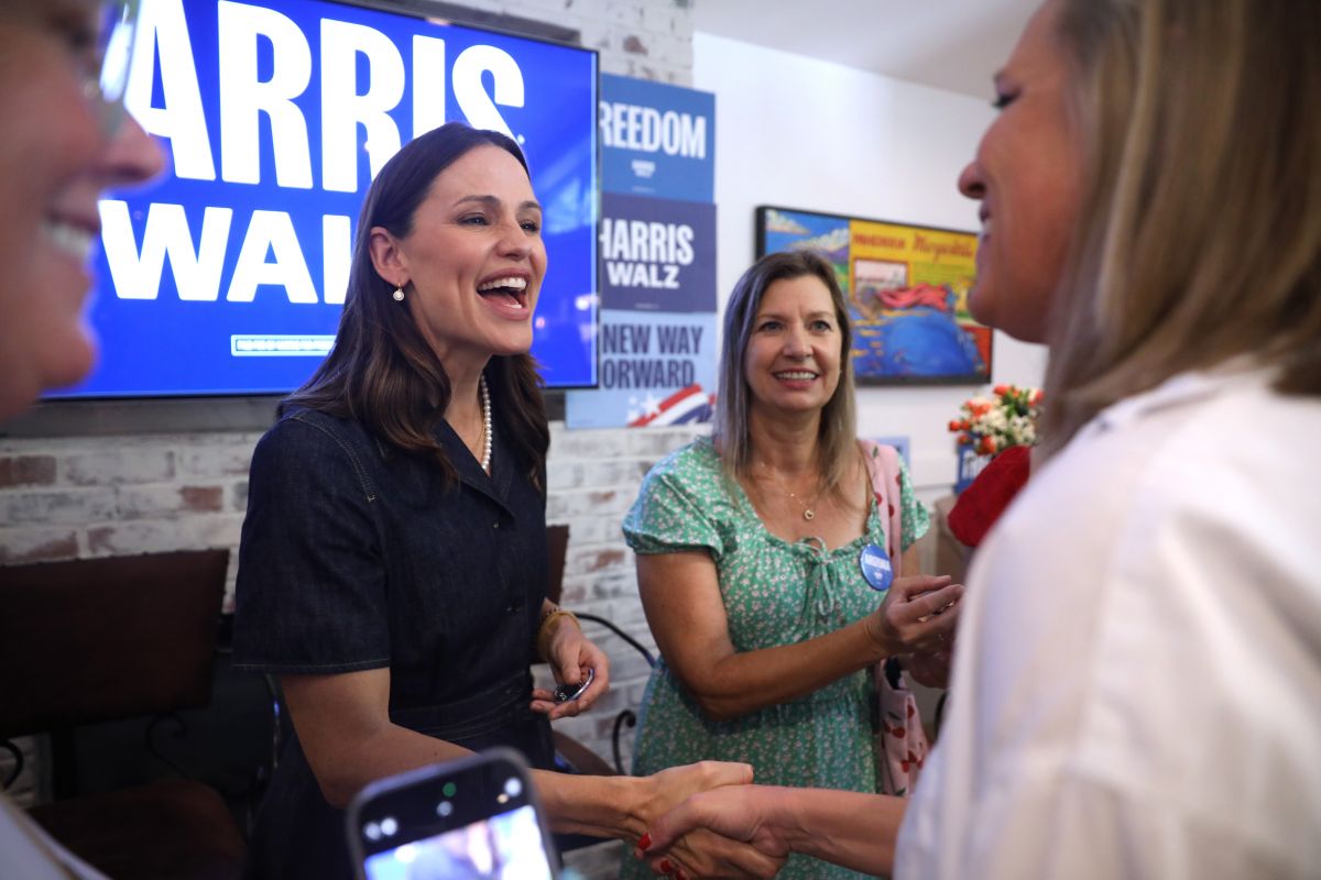 JENNIFER GARNER at a Campaign for Kamala Harris in Arizona 10/05/2024 ...