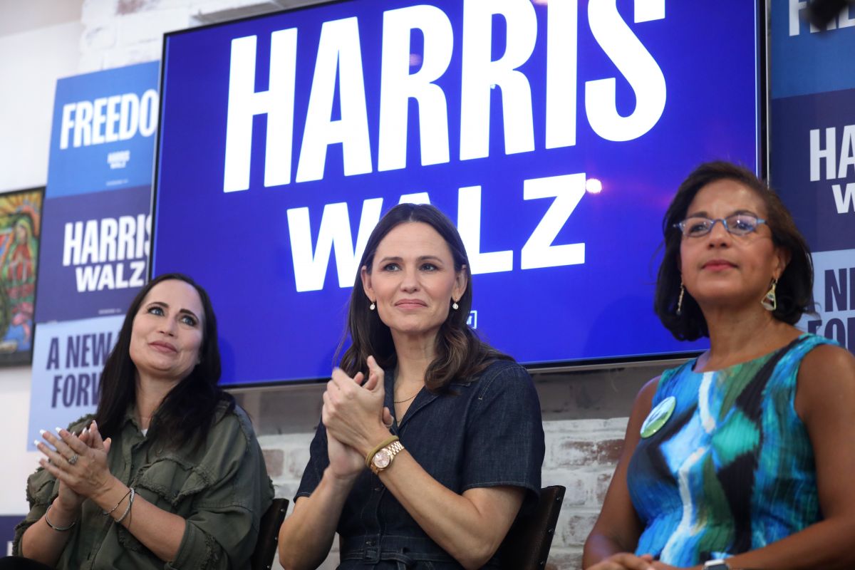 JENNIFER GARNER at a Campaign for Kamala Harris in Arizona 10/05/2024 ...