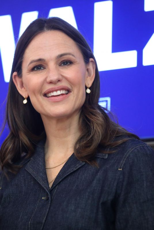 JENNIFER GARNER at a Campaign for Kamala Harris in Arizona 10/05/2024 ...