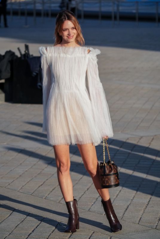STACY MARTIN Louis Vuitton Paris Womenswear Spring-Summer 2025 show as ...