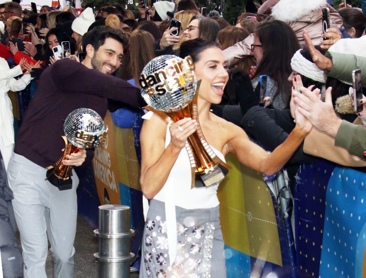 JENNA JOHNSON Celebrates DWTS Win on Good Morning America 11/27/2024 ...