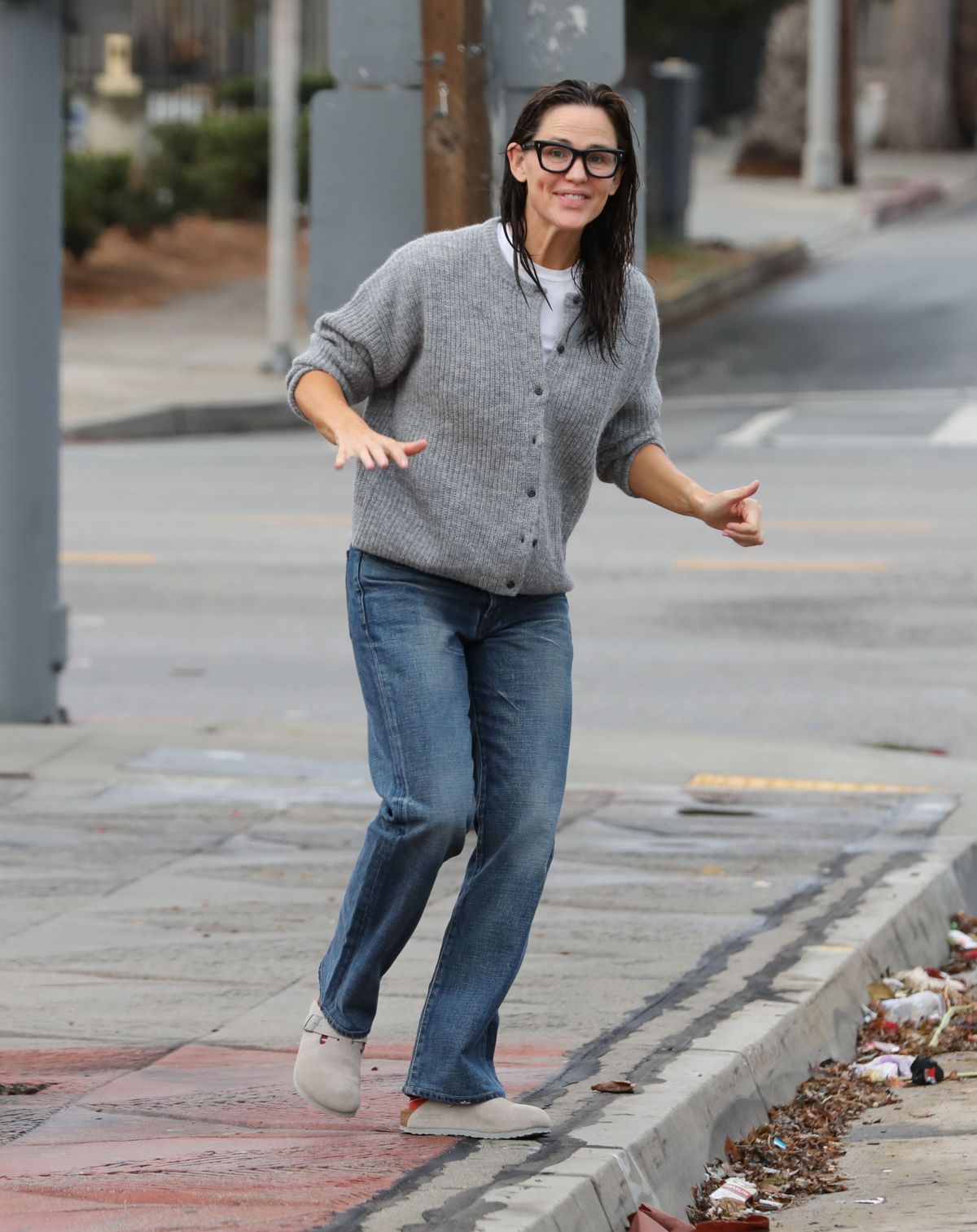 JENNIFER GARNER Out with Wet Hair in LOs Angeles 11/26/2024 – HawtCelebs