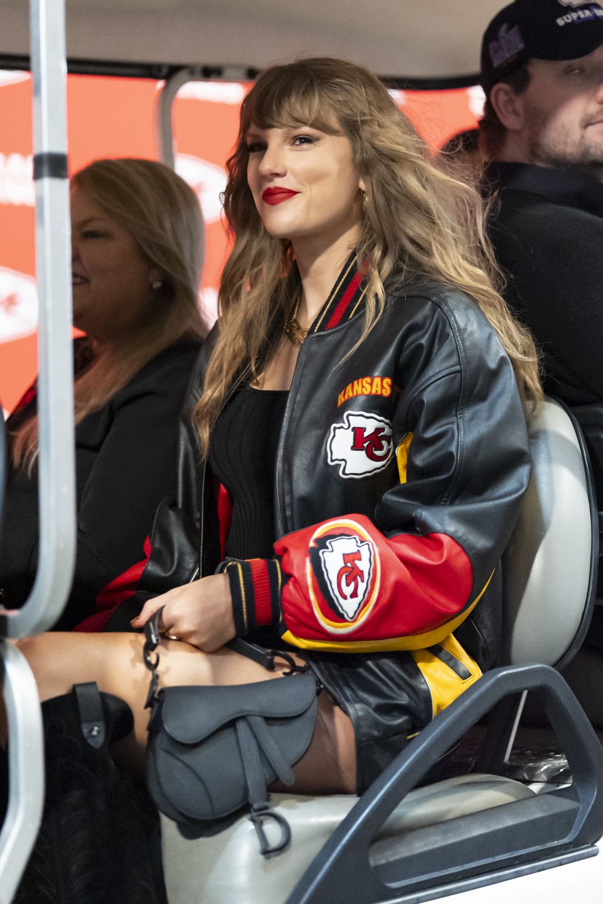 TAYLOR SWIFT Arrives at Tampa Bay Buccaneers vs Kansas City Chiefs Game ...