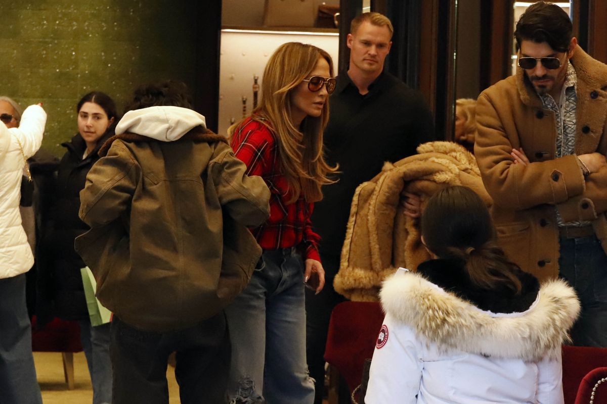 JENNIFER LOPEZ Out Shopping with Family and Friends at Gucci in Aspen ...