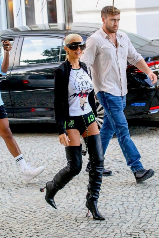 CHRISTINA AGUILERA Greets Fans at Copacabana Palace in Rio de Janeiro ...