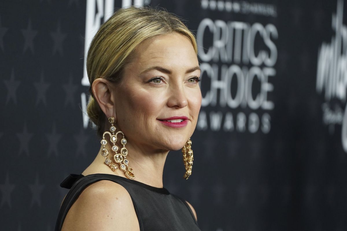 KATE HUDSON at 30th Annual Critics Choice Awards in Santa Monica 02/07 ...