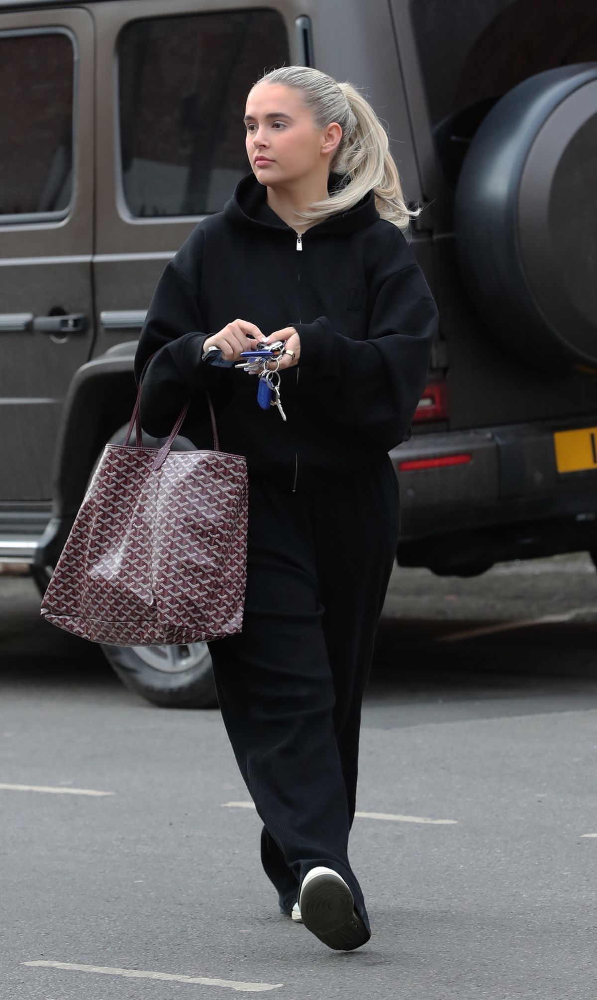 MOLLY MAE HAGUE Dumping Her Mercedes G-Wagon in a Loading Bay Near Her ...