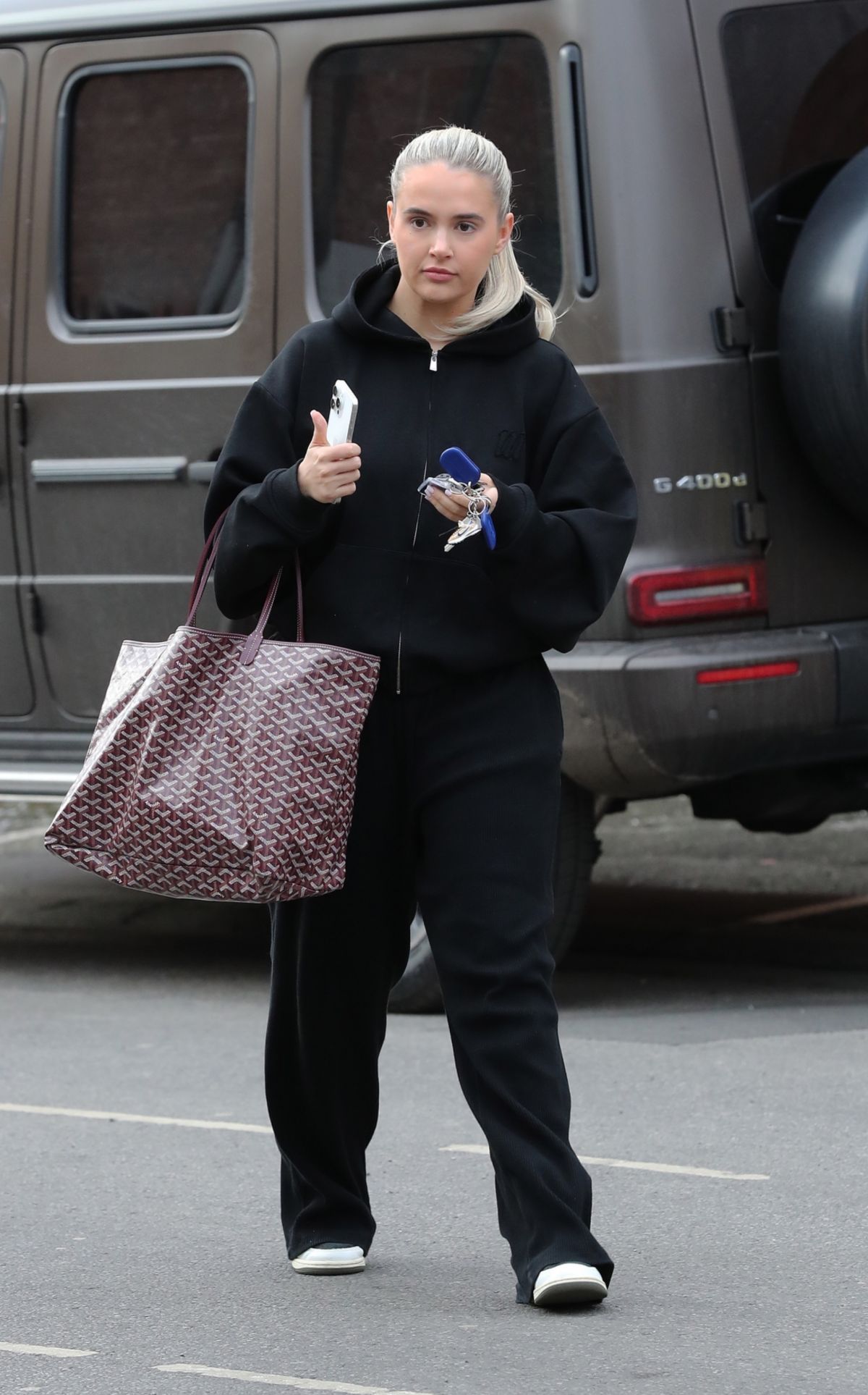MOLLY MAE HAGUE Dumping Her Mercedes G-Wagon in a Loading Bay Near Her ...