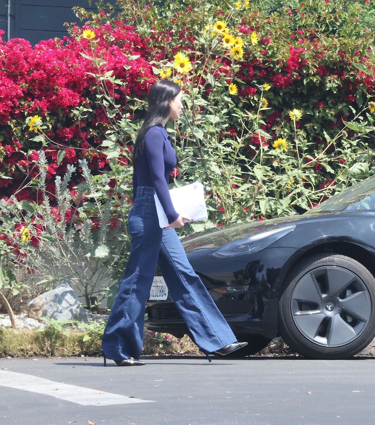 CAYLEE SOWAN Leaves a Business Meeting in Los Angeles 04/26/2025 ...