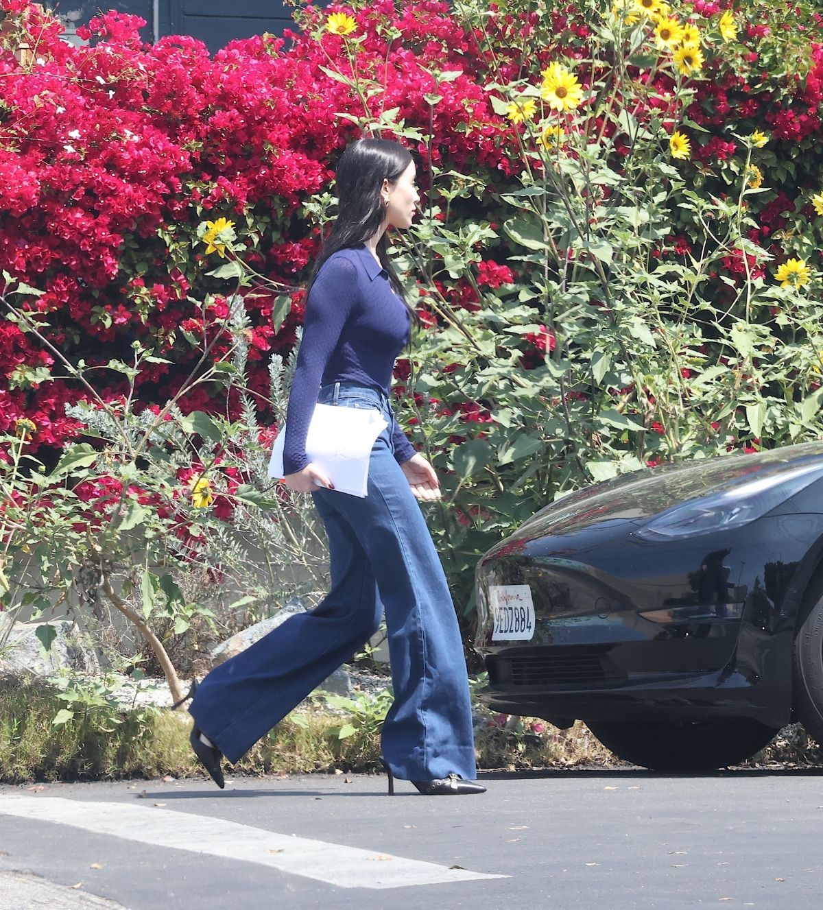 CAYLEE SOWAN Leaves a Business Meeting in Los Angeles 04/26/2025 ...