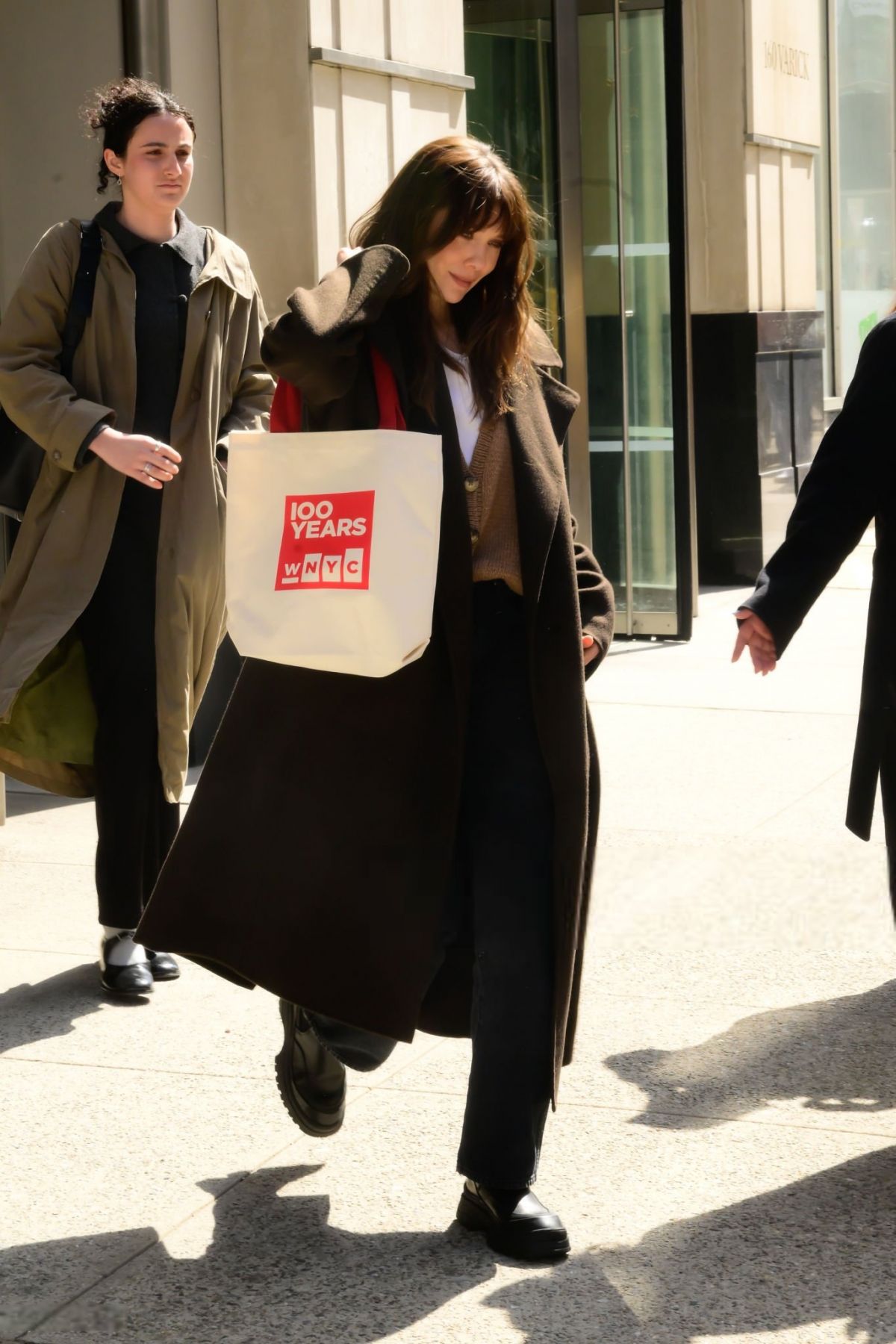 ELIZABETH OLSEN Leaves WNYC Radio in New York City 03/25/2025 – HawtCelebs