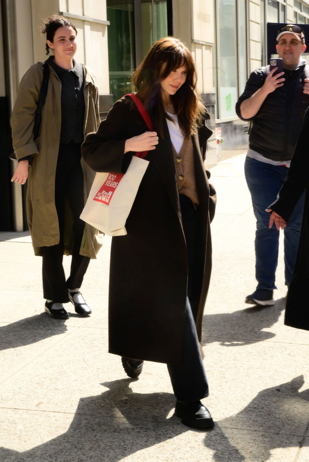 ELIZABETH OLSEN Leaves WNYC Radio in New York City 03/25/2025 – HawtCelebs