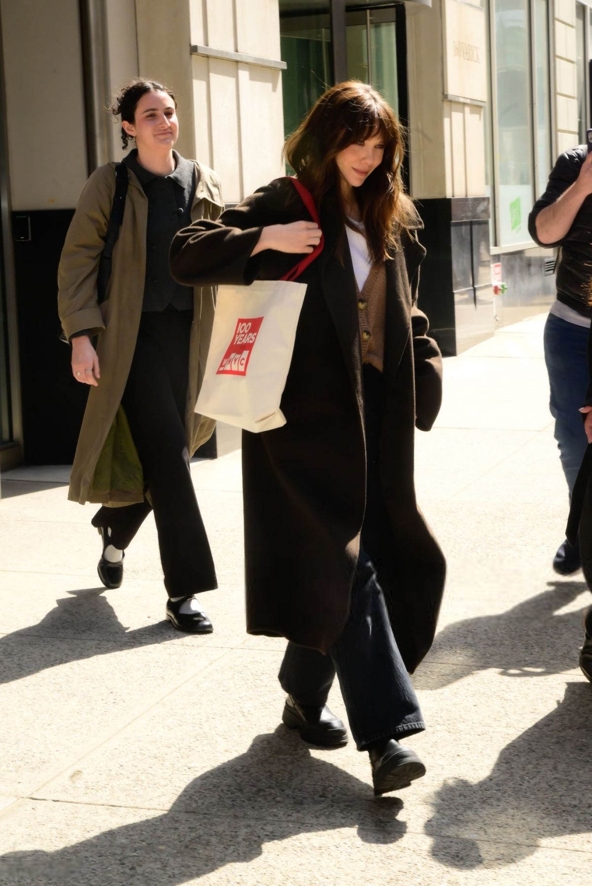 ELIZABETH OLSEN Leaves WNYC Radio in New York City 03/25/2025 – HawtCelebs