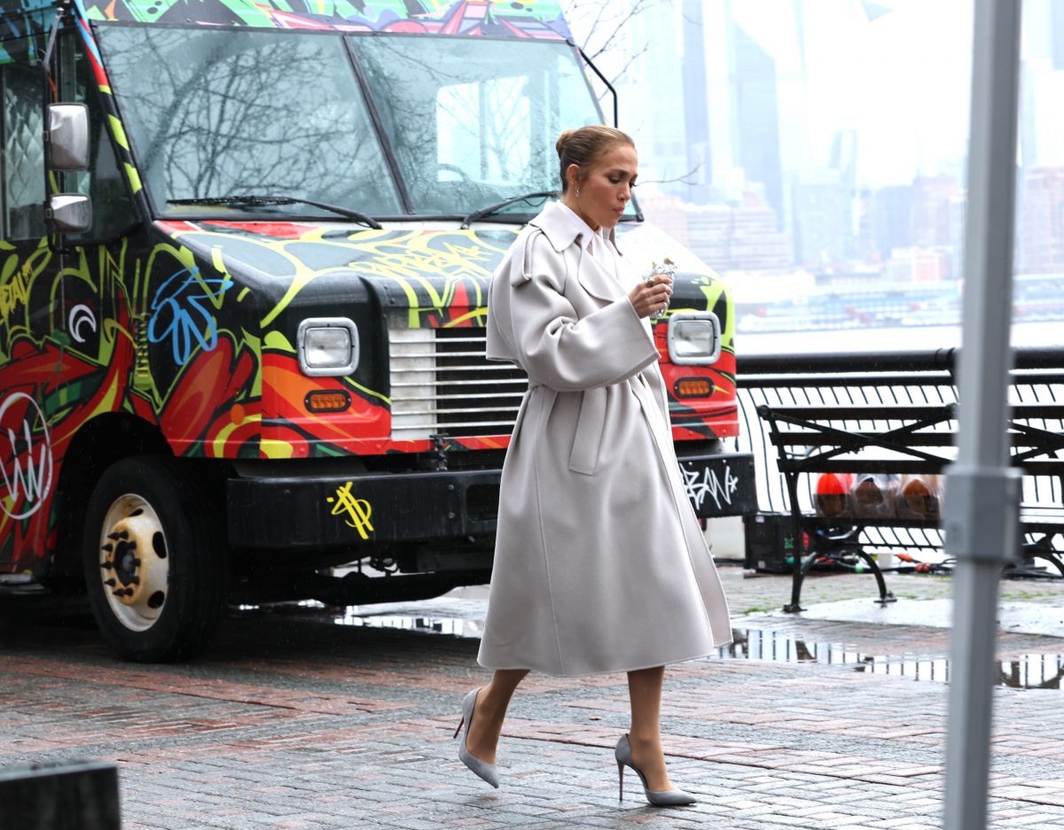 JENNIFER LOPEZ Films Scenes for Office Romance with Bradley Whitford ...