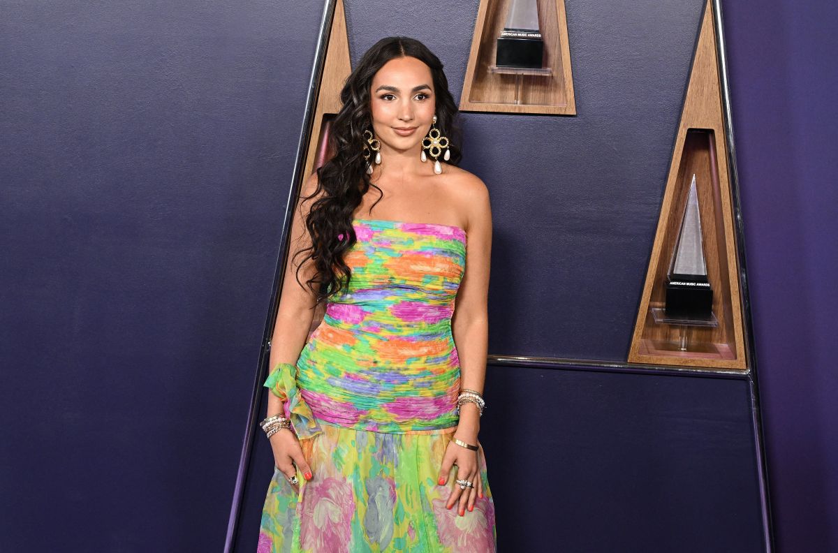 EMILY BEAR at 2025 American Music Awards in Las Vegas 05/26/2025 ...