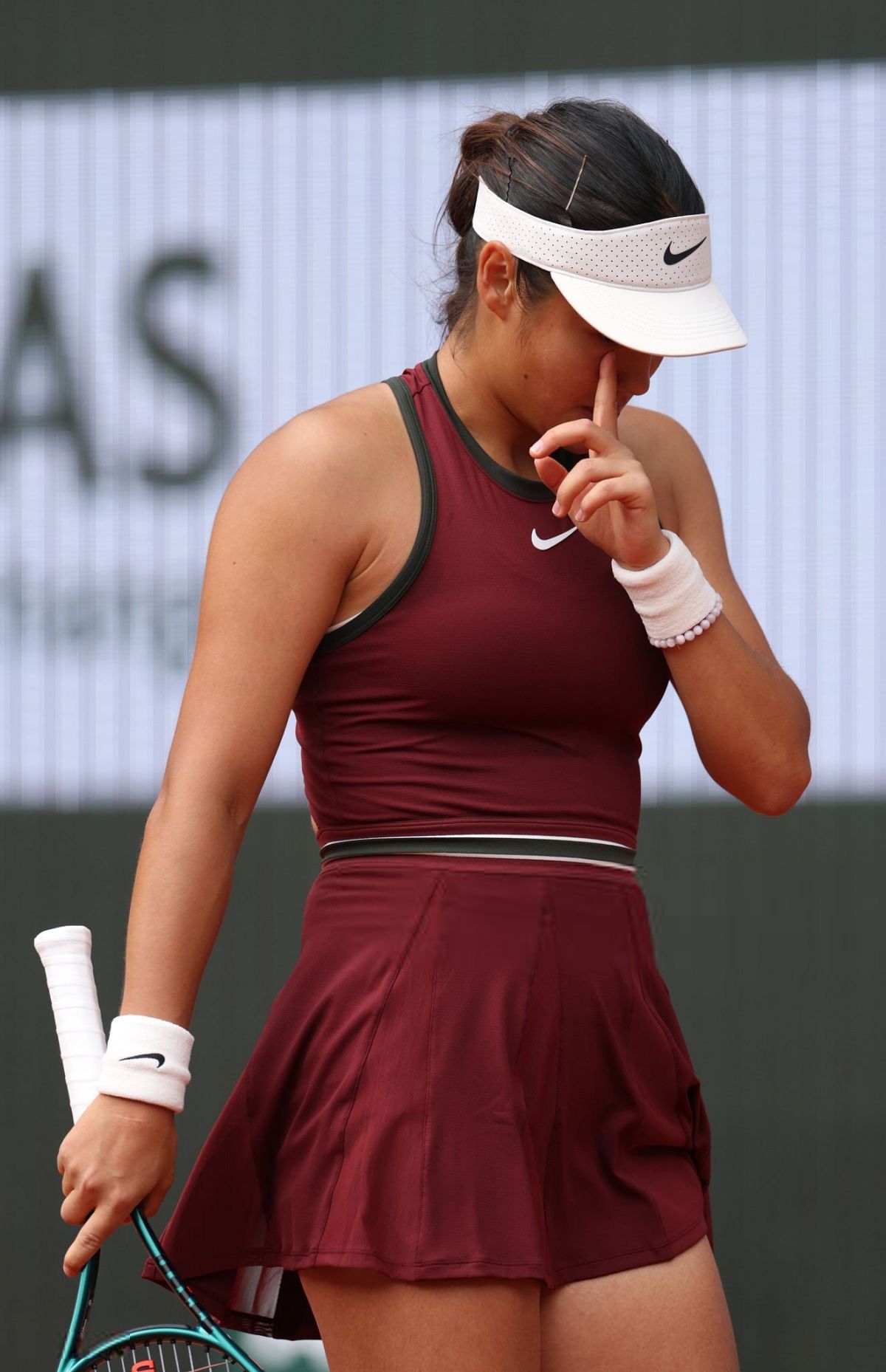 EMMA RADUCANU Loses to Iga Swiatek at French Open Women’s Singles in ...