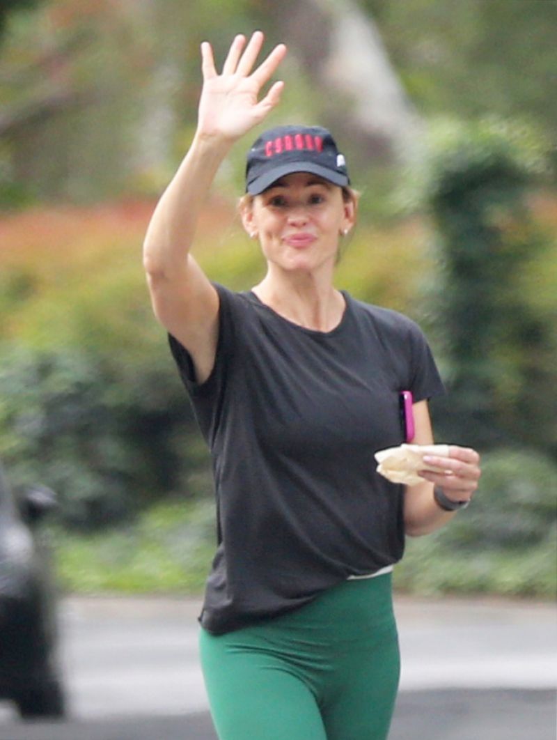JENNIFER GARNER at Mid-Street Catch-Up with Friends After Charity Run ...