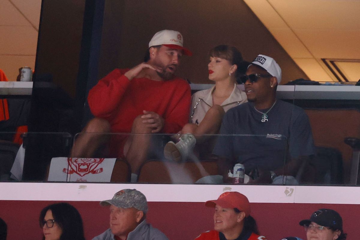 TAYLOR SWIFT and Travis Kelce at Game Four of Stanley Cup Final at ...