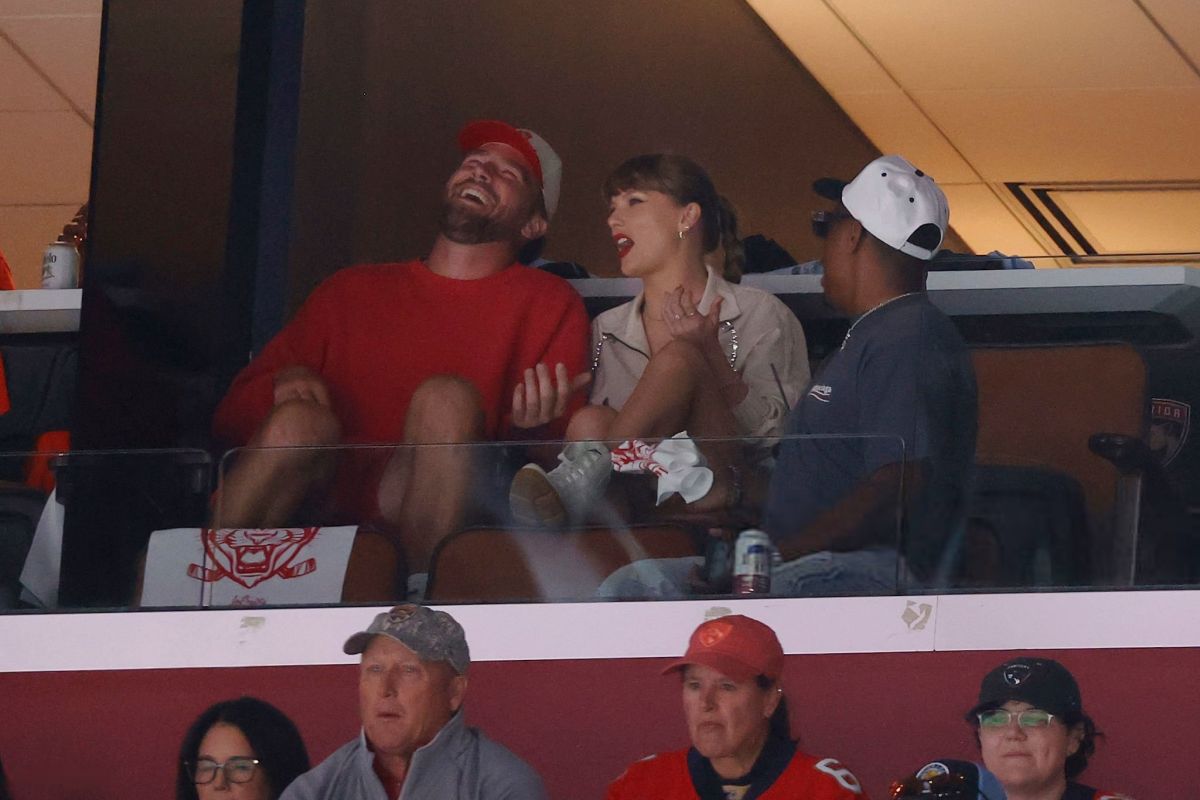 TAYLOR SWIFT and Travis Kelce at Game Four of Stanley Cup Final at ...