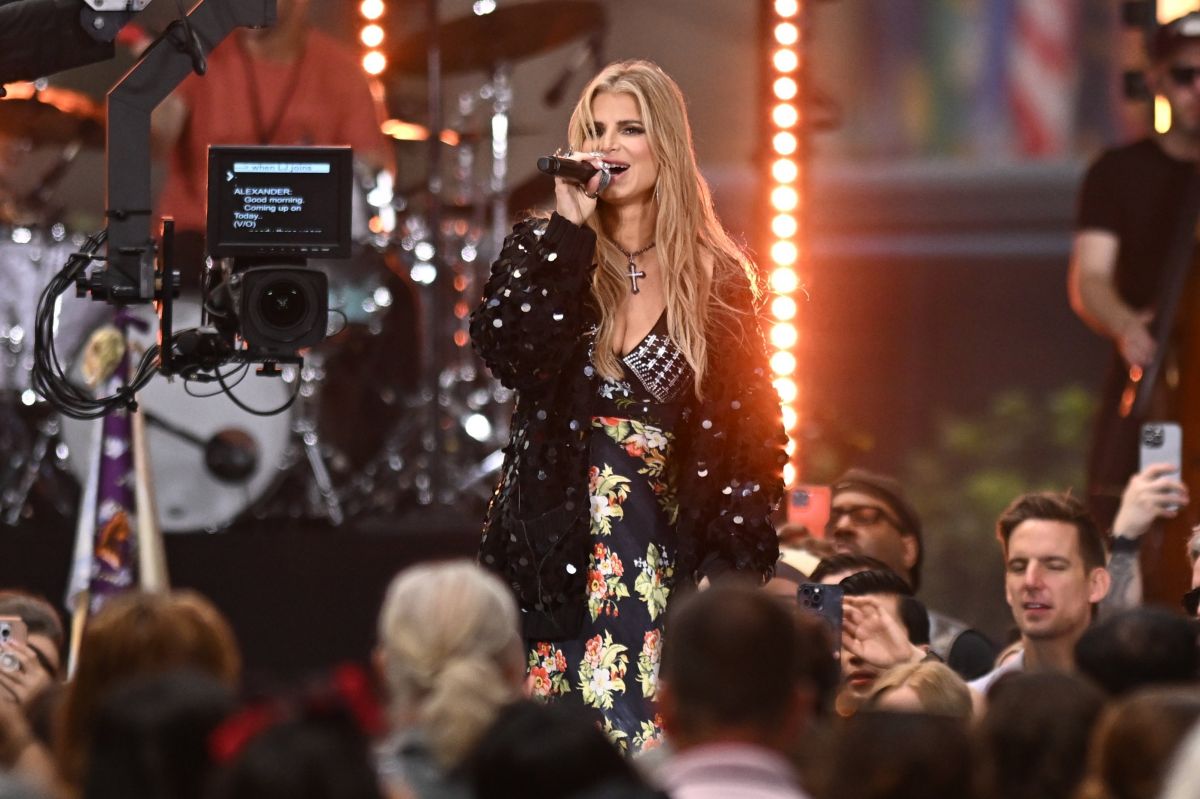 JESSICA SIMPSON Performs at Today TV Show Citi Concert Series in New ...