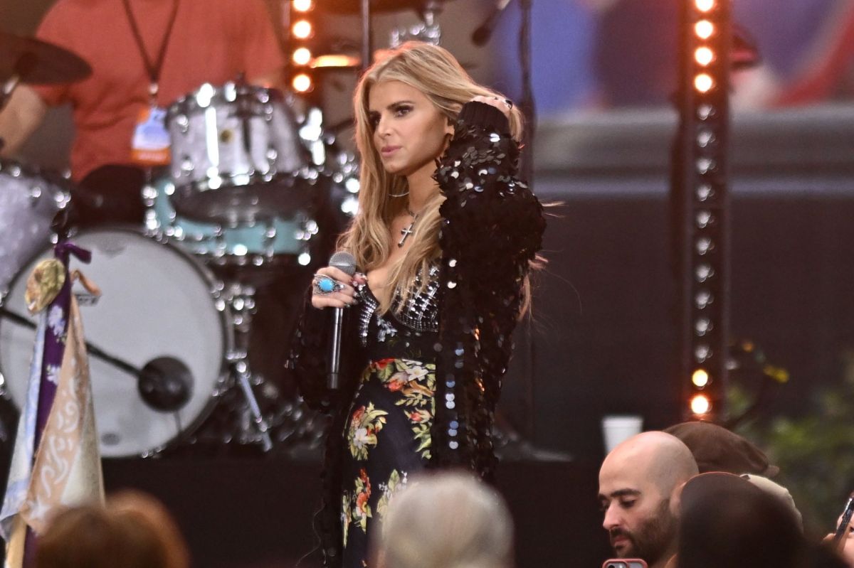 JESSICA SIMPSON Performs at Today TV Show Citi Concert Series in New ...