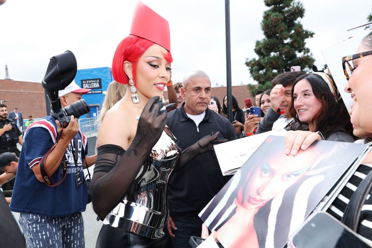 DOJA CAT Surprises Fans to Celebrate Match Day at Glendale Galleria 09 ...