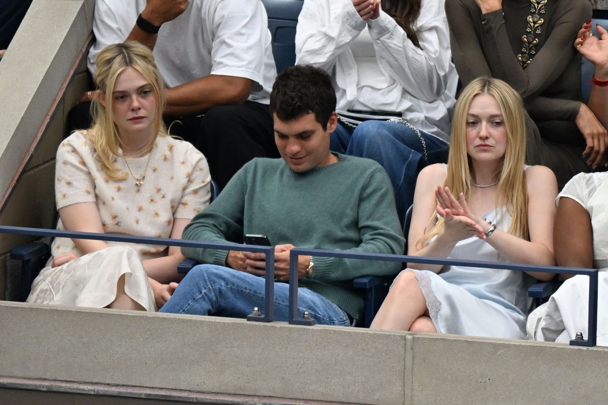 ELLE and DAKOTA FANNING at US Open Tennis Championships Men’s Finals at ...