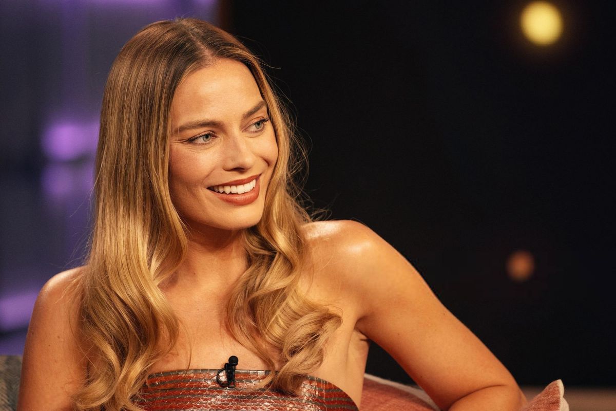 MARGOT ROBBIE at Kelly Clarkson Show 09/16/2025 – HawtCelebs