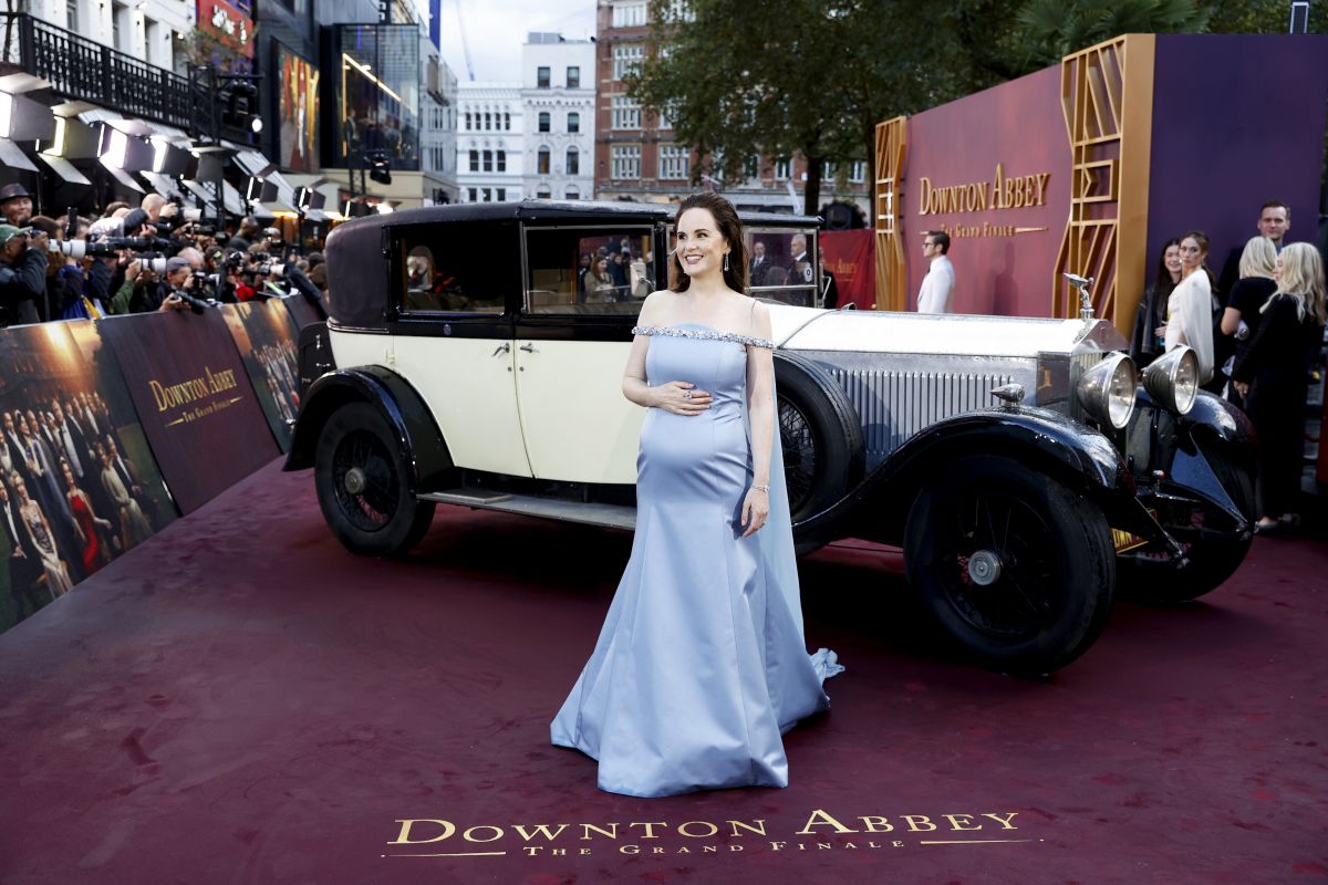 Pregnant MICHELLE DOCKERY at Downton Abbey: The Grand Finale Premiere ...