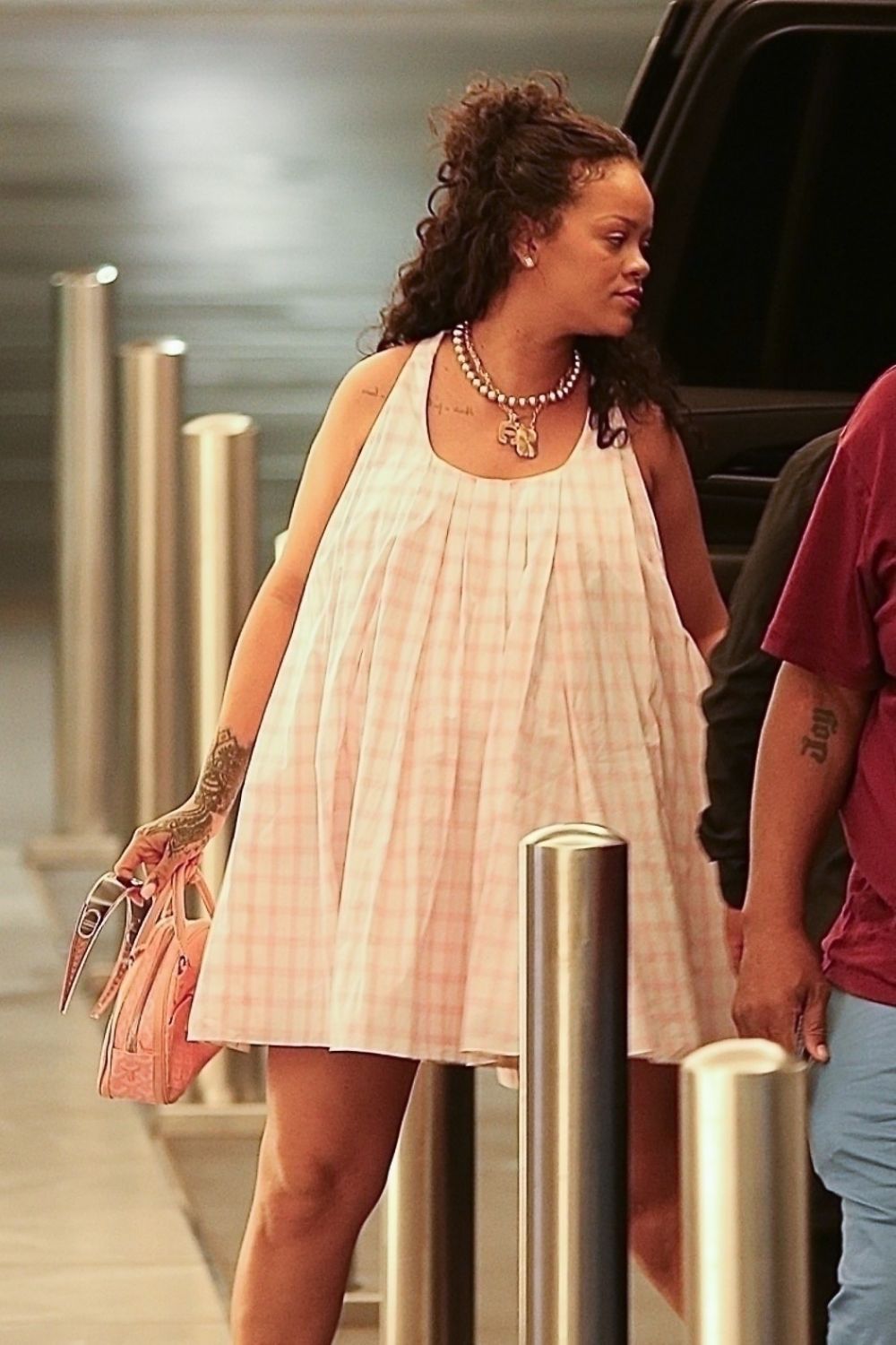Pregnant RIHANNA Leaves Her Car as She Arrives to a Building in Los ...
