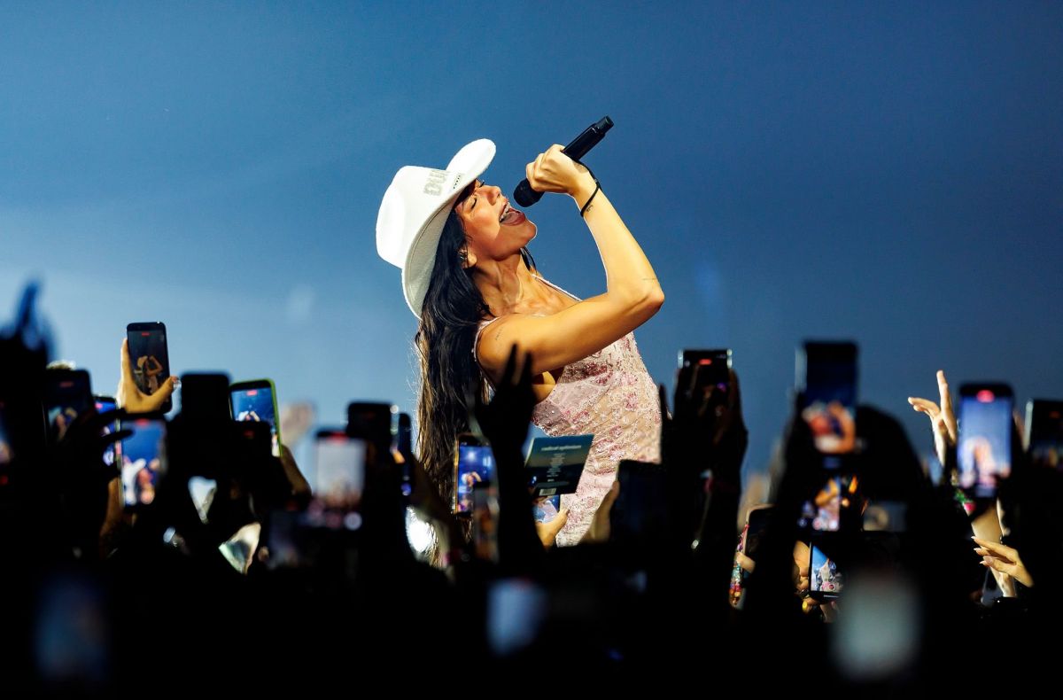 DUA LIPA Performs on Her Radical Optimism Tour at Kia Forum – Night 2 ...