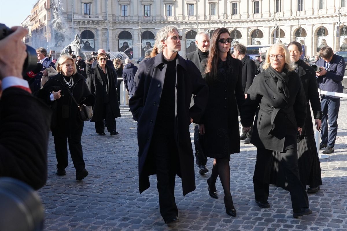 ANNE HATHAWAY at Funeral of Valentino Garavani at Basilica di Santa ...