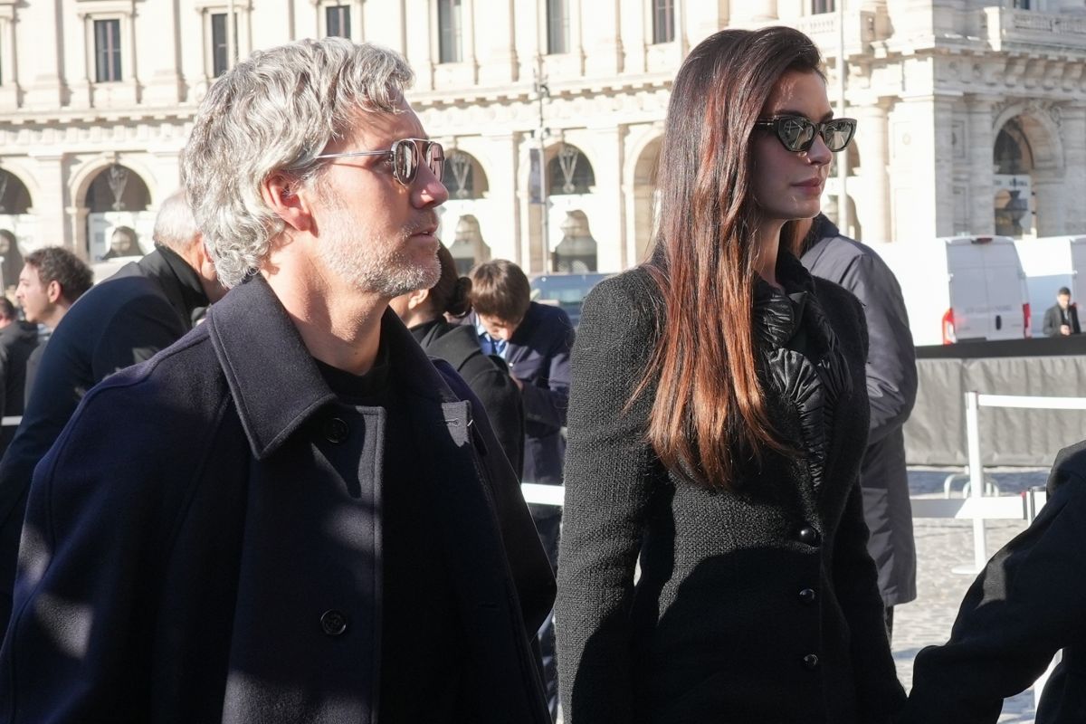 ANNE HATHAWAY at Funeral of Valentino Garavani at Basilica di Santa ...